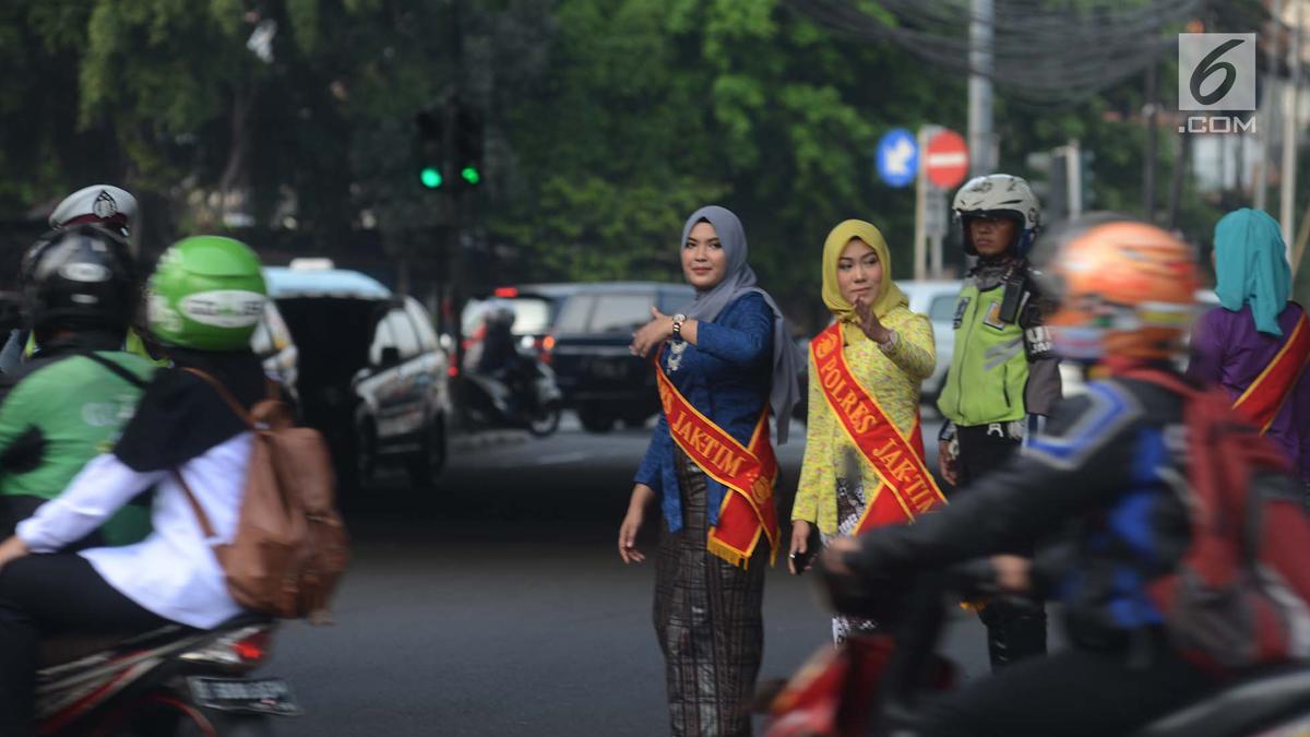 FOTO: Peringati Hari Kartini, Polwan Berkebaya Atur Lalu Lintas di ...