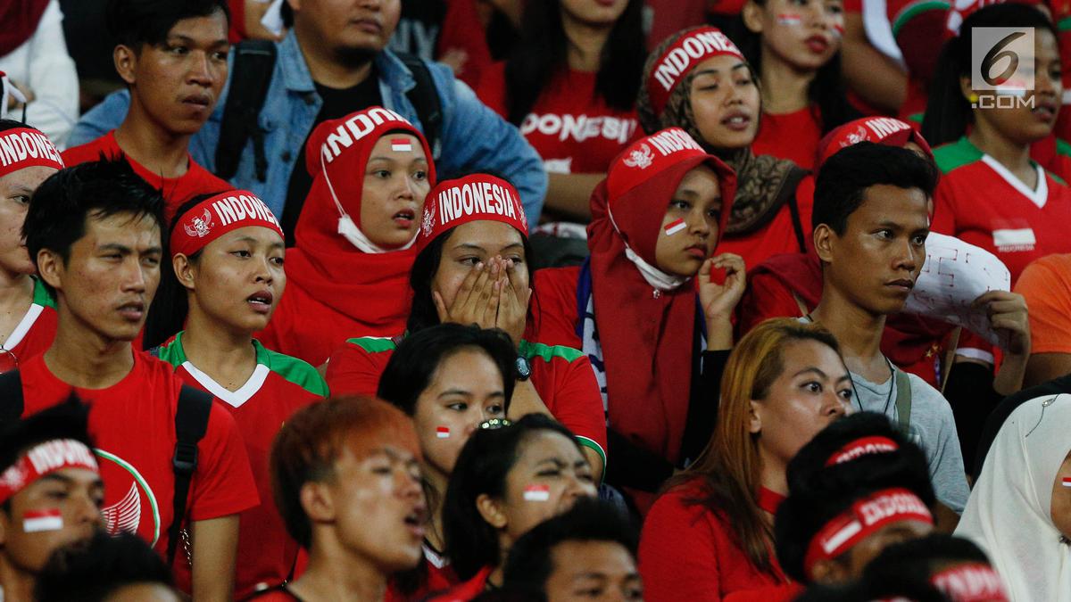 PHOTO: Wajah Kecewa Suporter Indonesia Usai Timnas U-22 Kalah dari ...