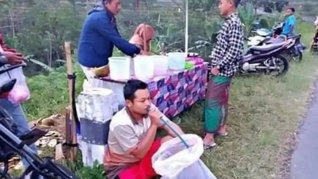 6 Potret Orang Minum Es dari Plastik Ini Bikin Tepuk Jidat, Ada Saja ...