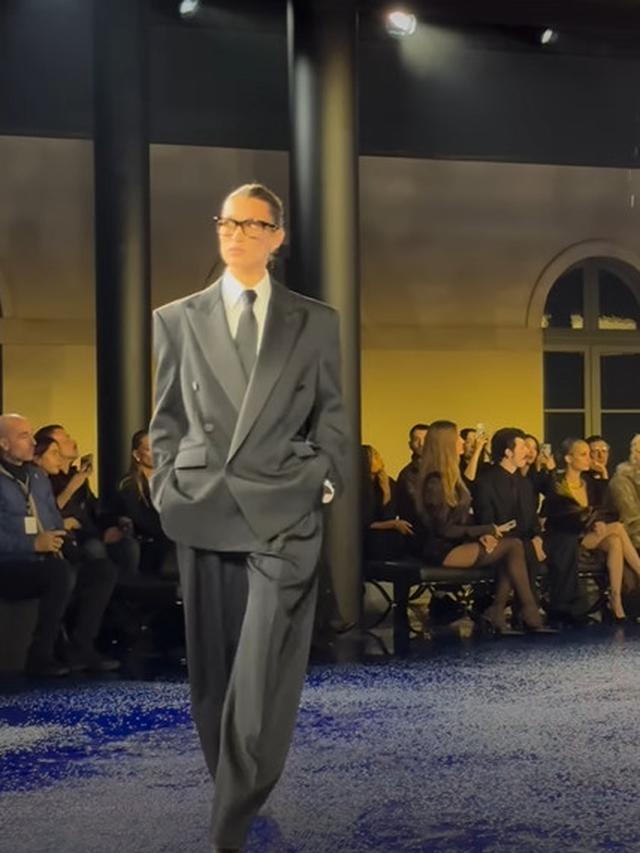 Bella Hadid Comeback ke Paris Fashion Week Usai Dua Tahun, Tampil ...