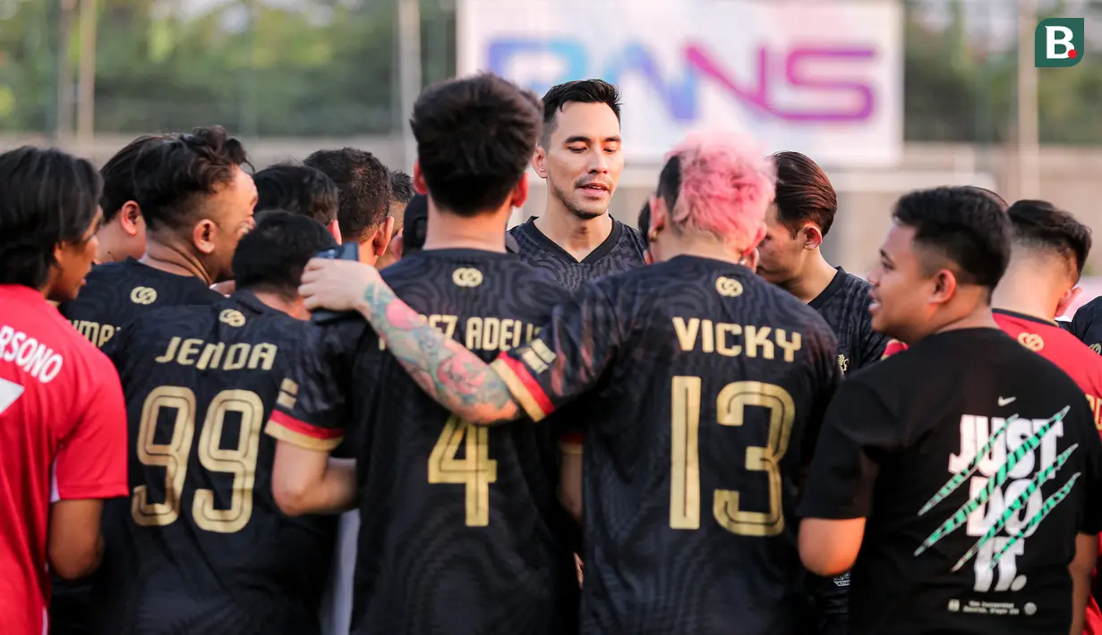 Foto: Aksi Menawan Darius Sinathrya Cetak Gol Tunggal dan Bawa ...