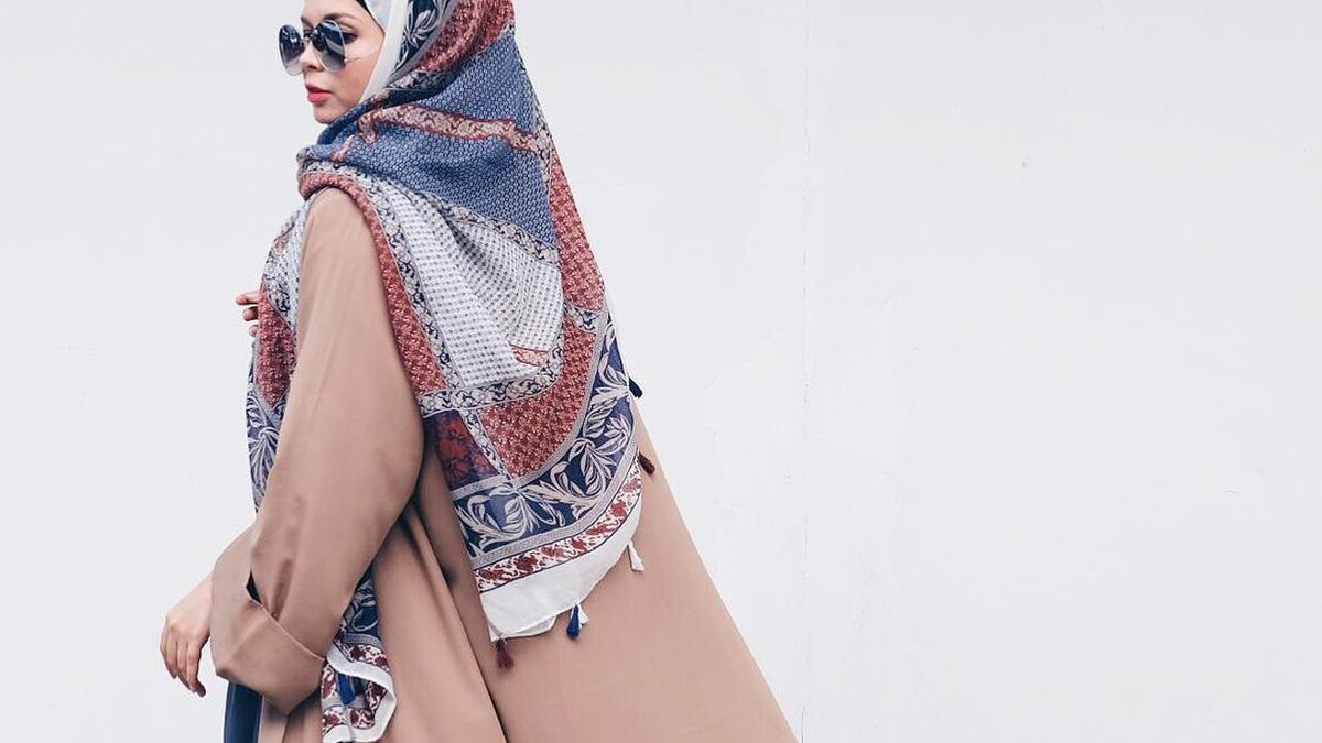 Inspirasi Gaya Hijab yang Santun dengan Memakai Long Outer - Fashion Fimela.com