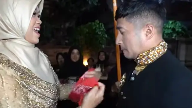 7 Potret Anniversary Pernikahan Irfan Hakim ke-17, Sosok Istri Jarang Tersorot - Hot Liputan6.com