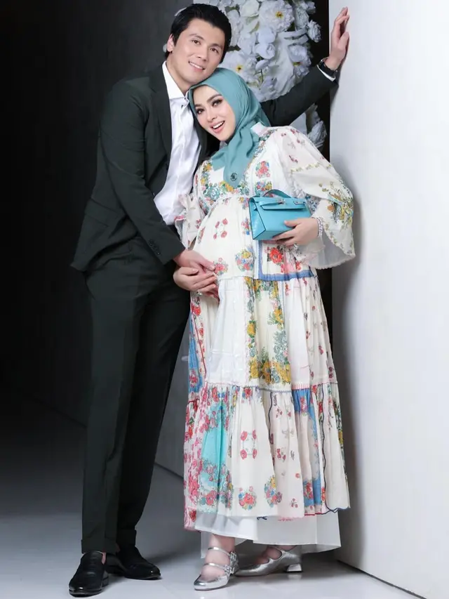 6 Potret Reino Barack Jadi Suami Siaga Selama Syahrini Hamil, Siap Jadi Ayah - Hot Liputan6.com