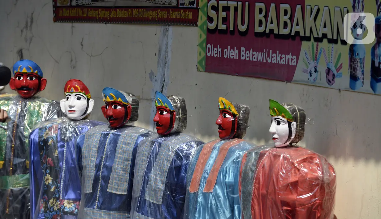 FOTO: Pandemi, Perajin Ondel-Ondel Setu Babakan Sepi Pesanan - Foto Liputan6.com
