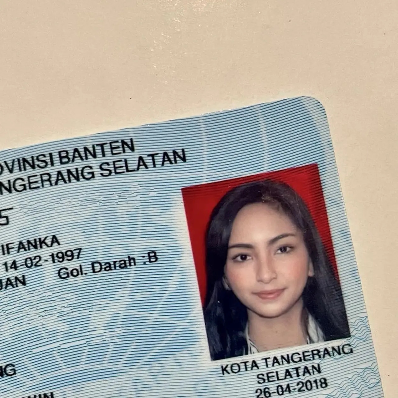 4 Potret Makeup Selebriti Saat Foto KTP, Shandy Aulia Totalitas Sewa ...