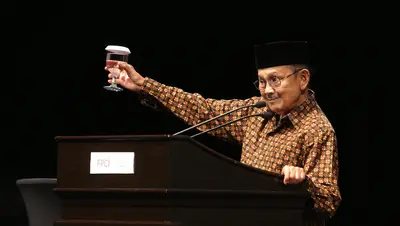 Biografi Singkat BJ Habibie, Presiden Republik Indonesia ke-3 - Hot ...