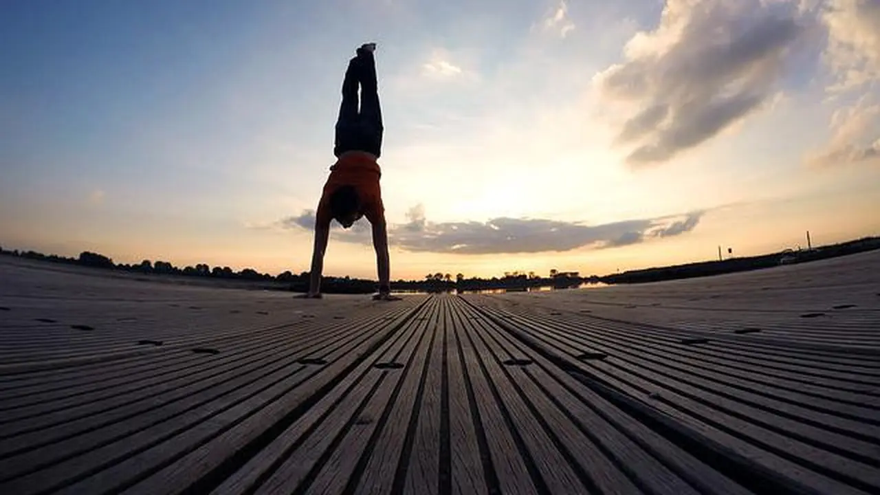 Cara Melakukan Handstand bagi Pemula dan Aspek-Aspek yang Perlu ...