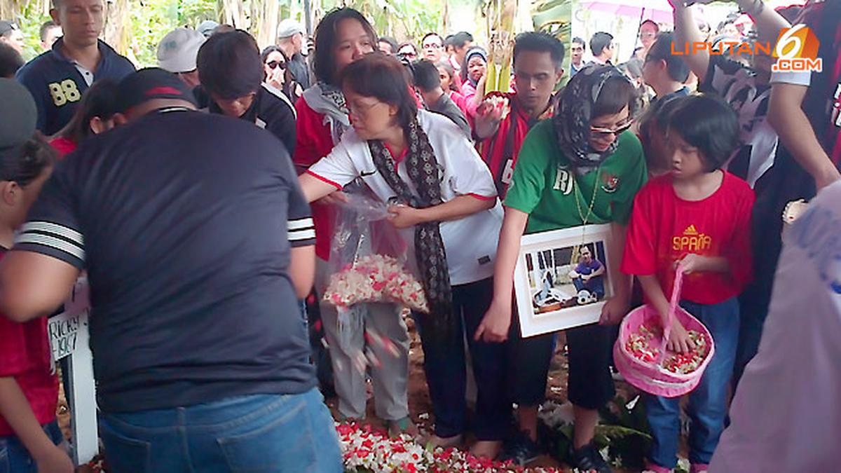 Pemakaman Ricky Jo Diiringi Lagu We Are The Champion - ShowBiz Liputan6.com