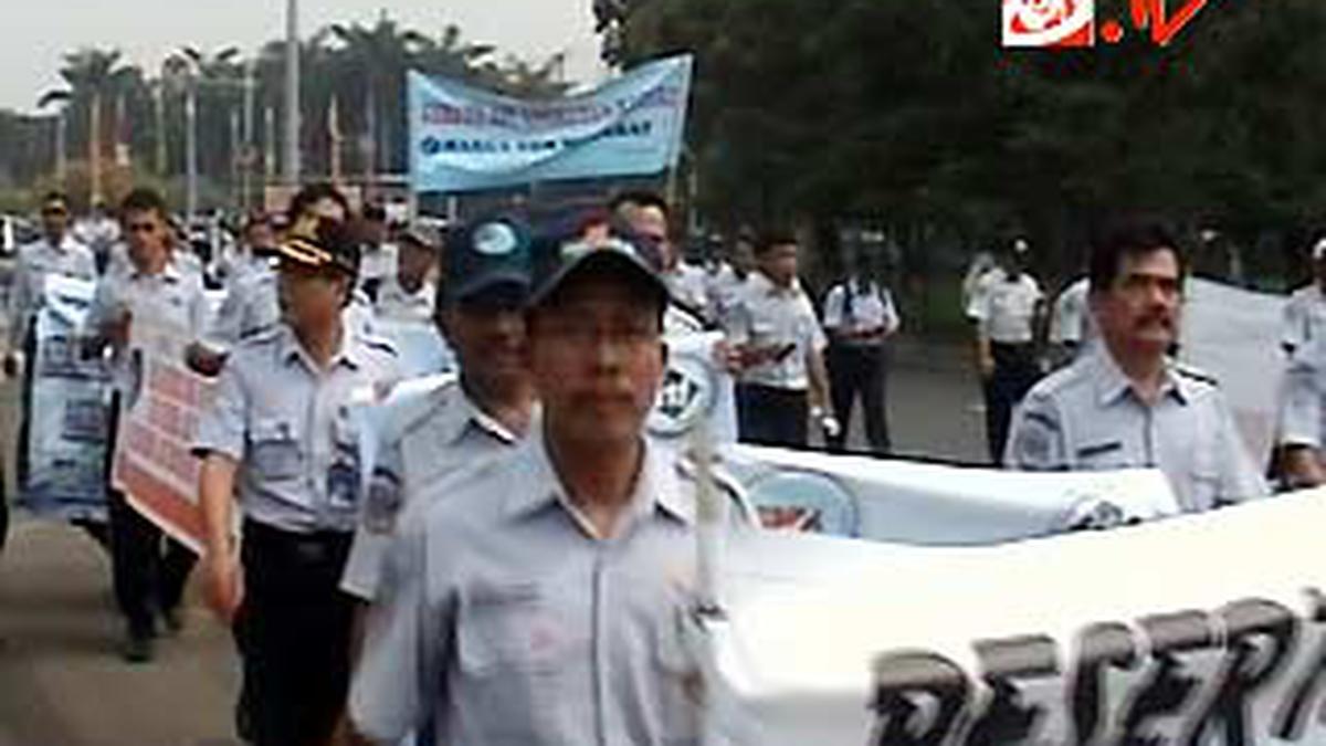 Serikat Pekerja KAI Berdemo ke Kementerian ESDM