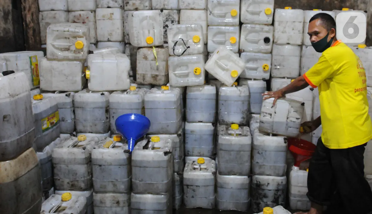 FOTO: Antre Membeli Minyak Goreng Curah di Bogor - Foto Liputan6.com