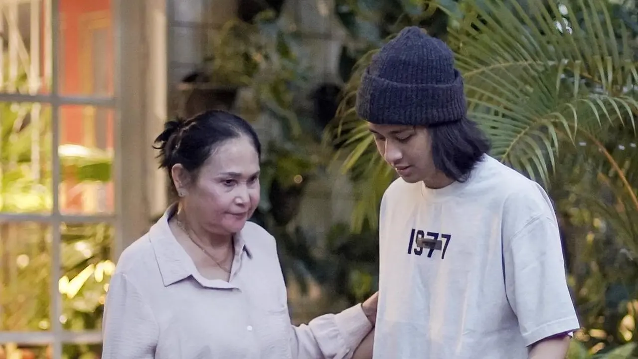 6 Potret Cavin Obrient Putra Yuni Shara Rayakan Ultah ke-21, Paras Ibu ...