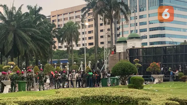 Demonstran Jebol Pagar Gedung DPR RI - News Liputan6.com