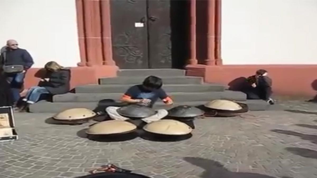 Pengamen Jalanan dengan Alat Musik Unik - Video Liputan6.com