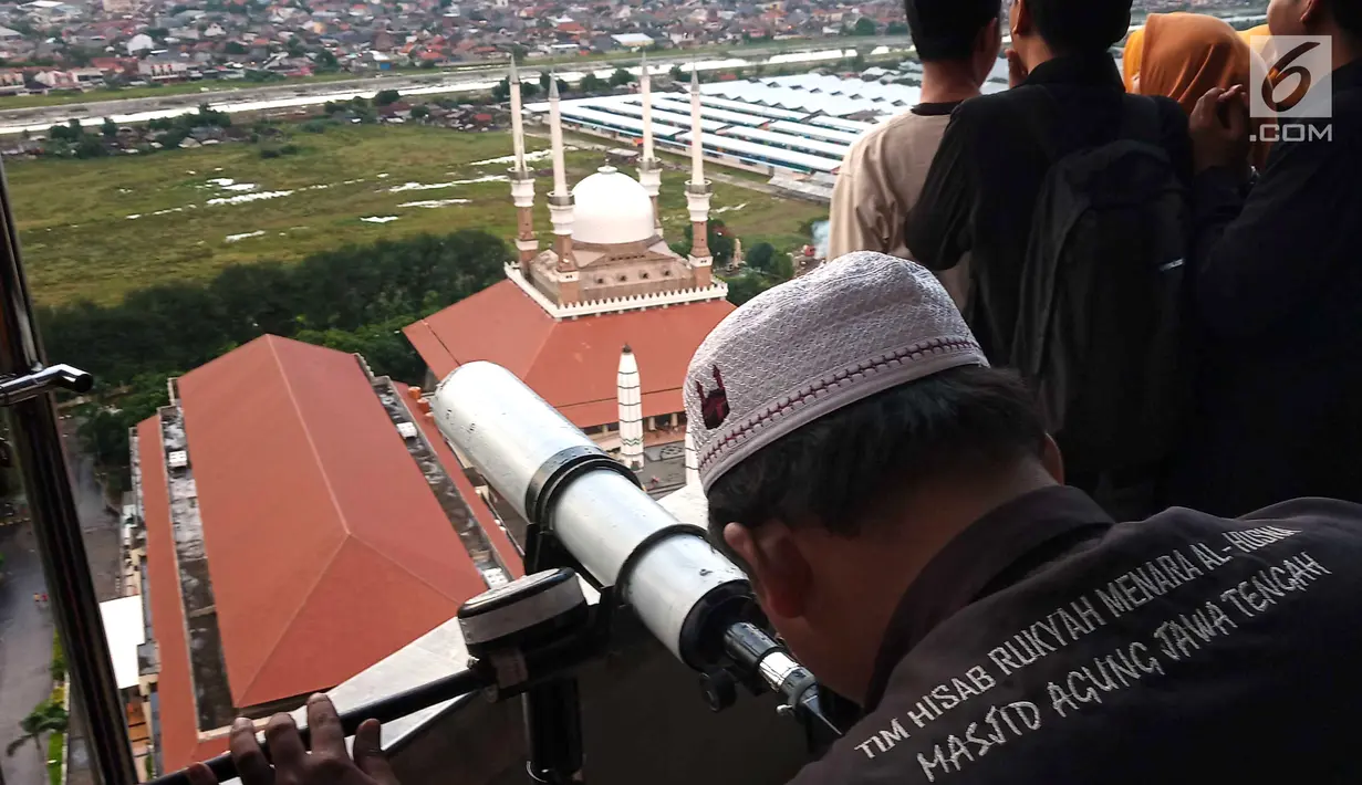 FOTO: Memantau Hilal dari Menara Al-Husna Semarang - Foto Liputan6.com
