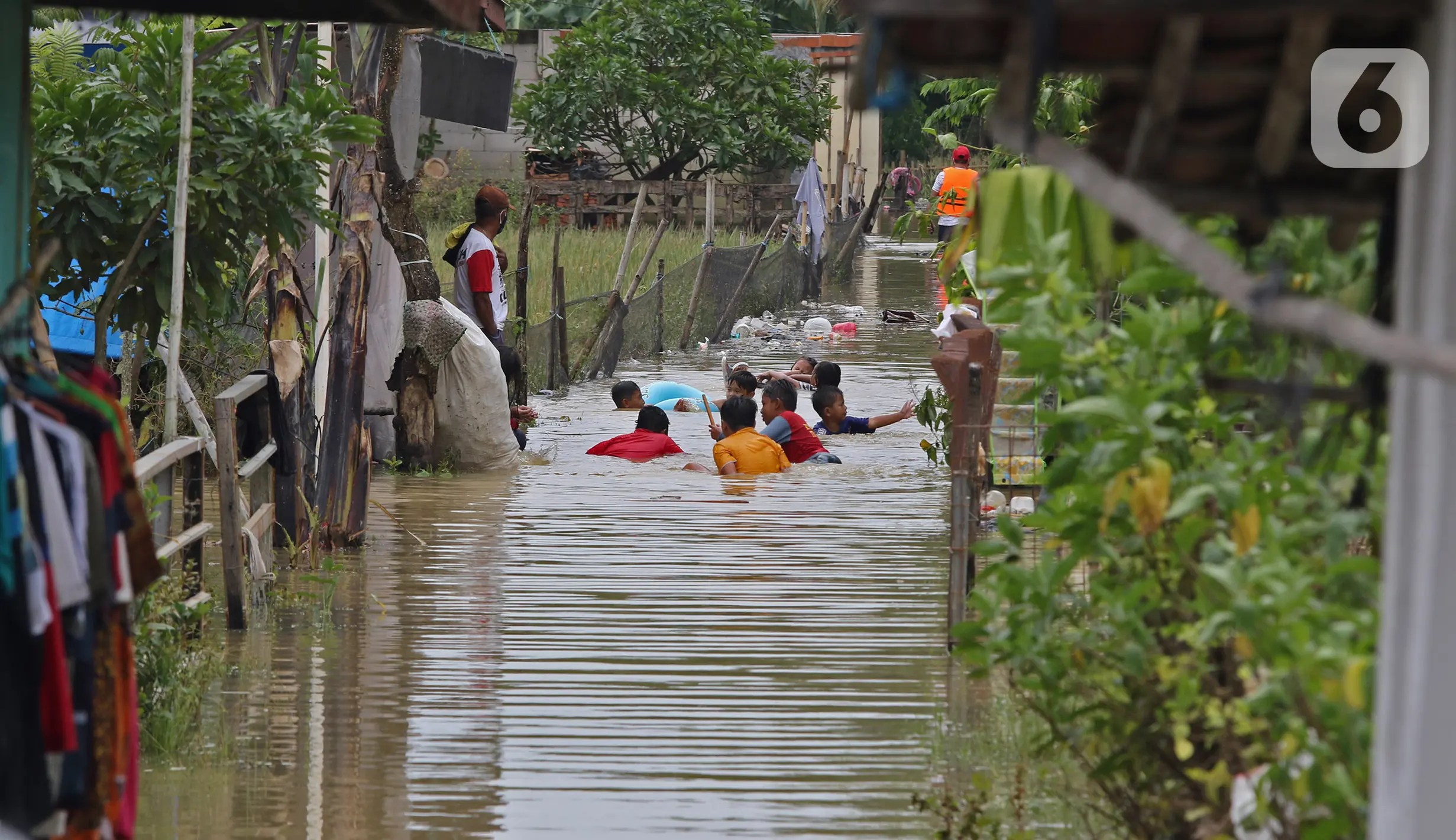FOTO: Penampakan Banjir Karawang yang Rendam Area Sawah dan Rumah Sampai Setinggi Atap - Foto ...