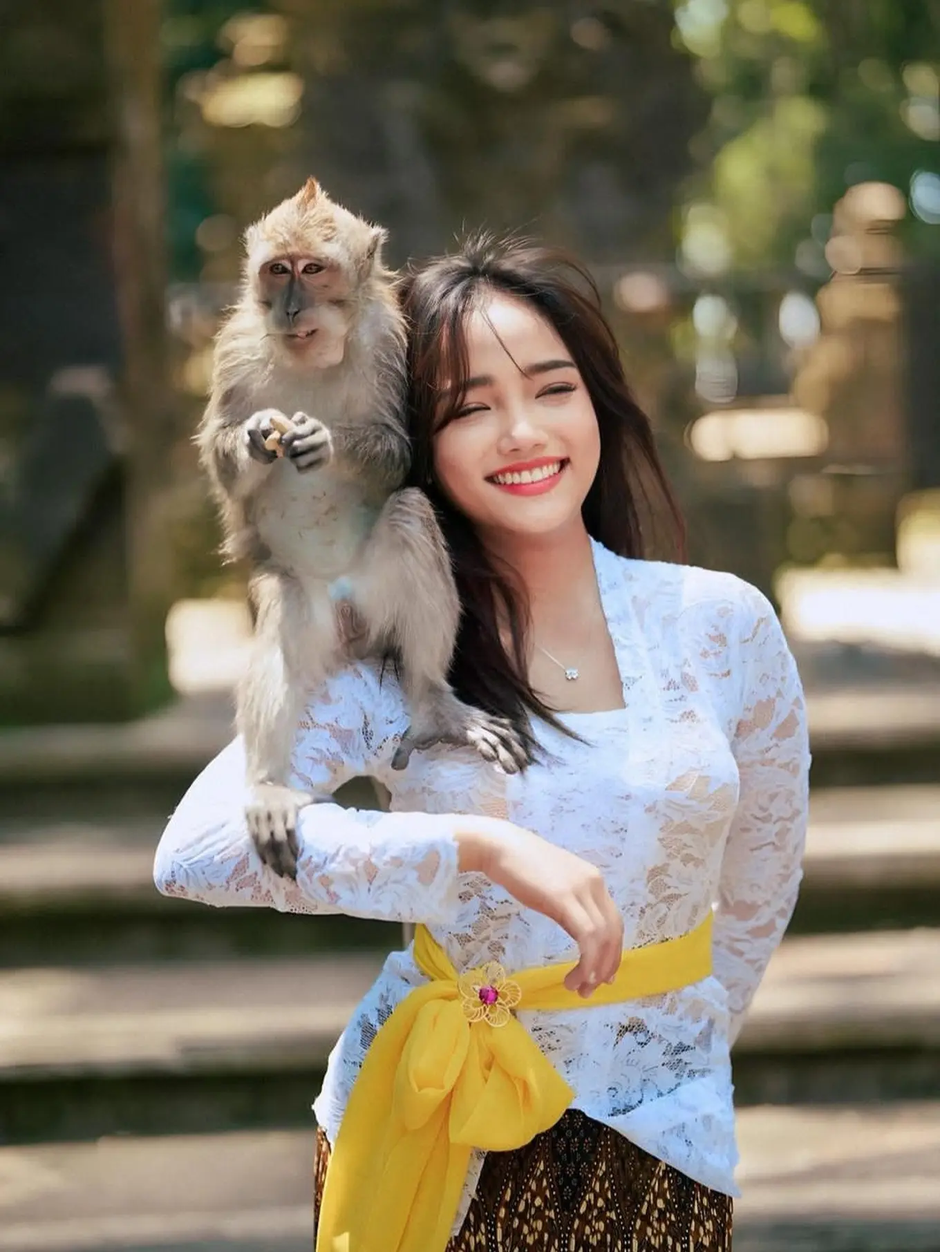 7 Potret Fuji Utami Bareng Bestie di Bali, Tampil Cantik dengan Kebaya ...