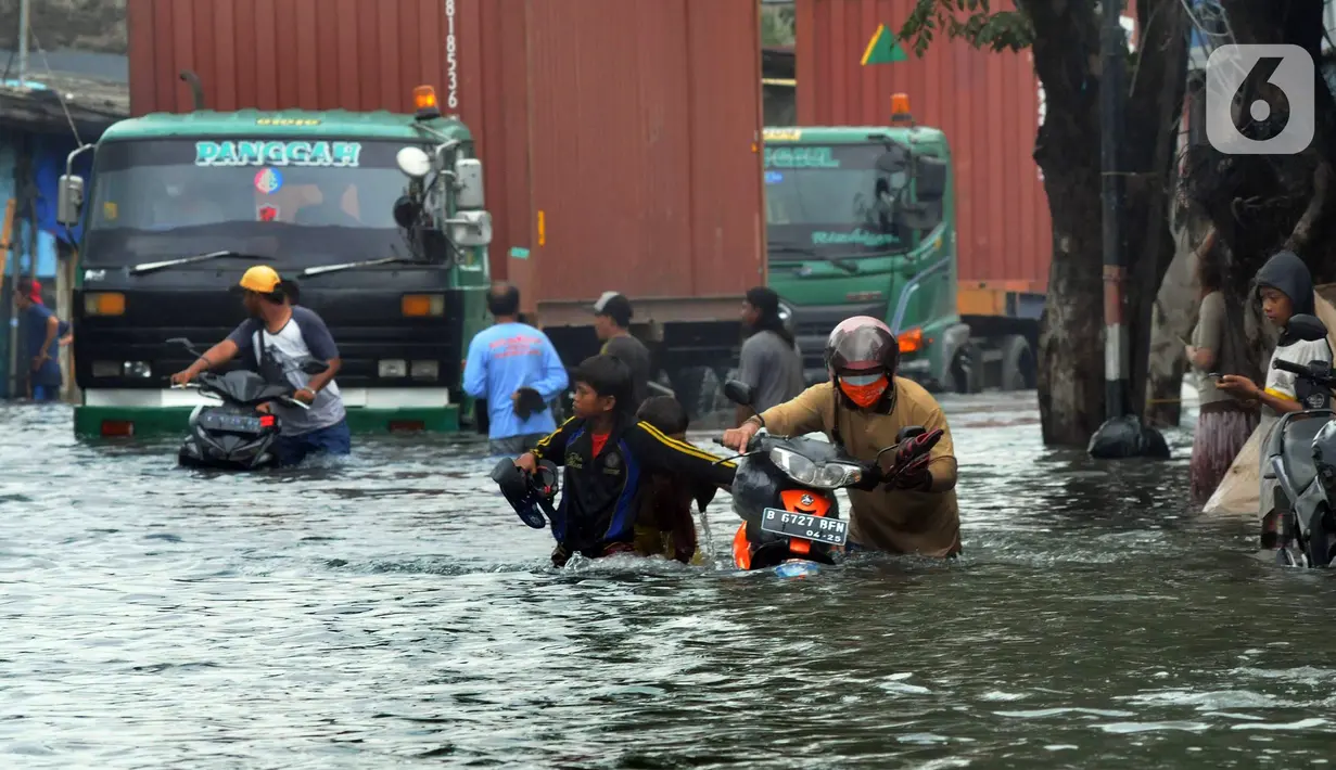 FOTO: Banjir Rob Putus Jalan Penghubung Ancol - Pluit - Foto Liputan6.com