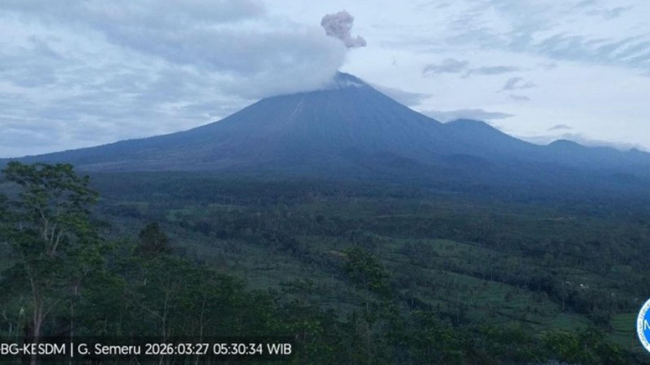 Gunung Semeru Dua Kali Erupsi dengan Tinggi Letusan 1.000 Meter di Atas ...