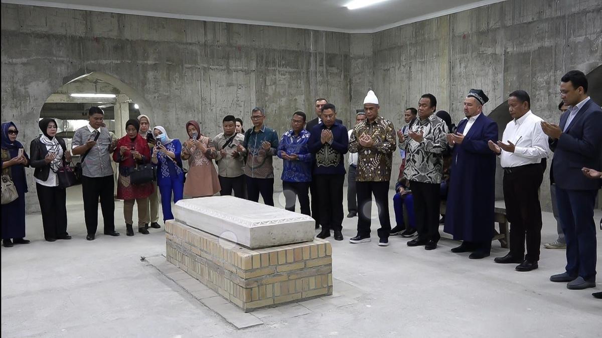 Wakil Ketua DPR Rachmat Gobel Ziarah ke Makam Imam Bukhari di Uzbekistan - News Liputan6.com
