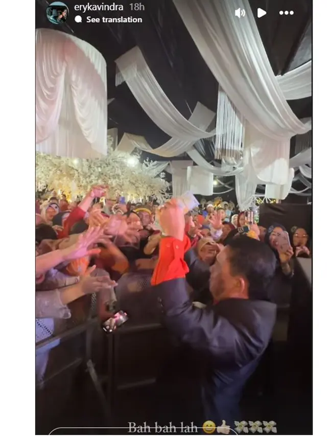 6 Potret Haji Alwi Ruslan Bagi-Bagi Uang Rp50.000 Segepok di Pernikahan ...