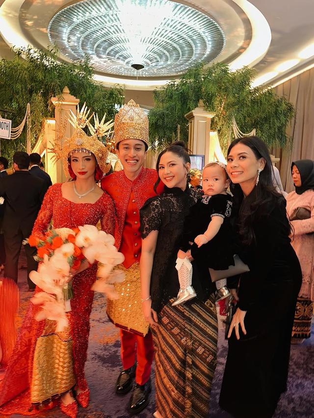6 Potret Jessica Mila Kondangan Bareng Keluarga Suami, Anggun dan Modis