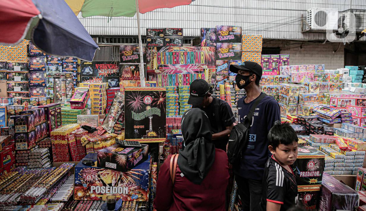 FOTO: Pedagang Kembang Api Musiman Penuhi Pasar Asemka - Foto Liputan6.com