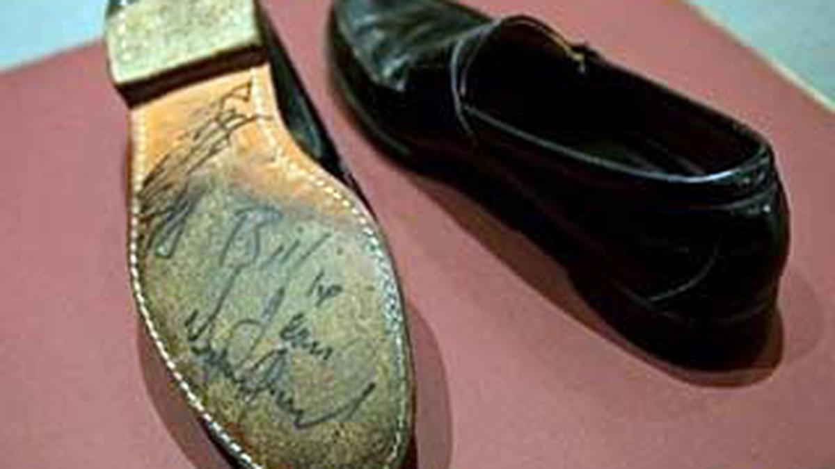 Topi dan Sepatu Michael Jackson Laku Keras - ShowBiz Liputan6.com