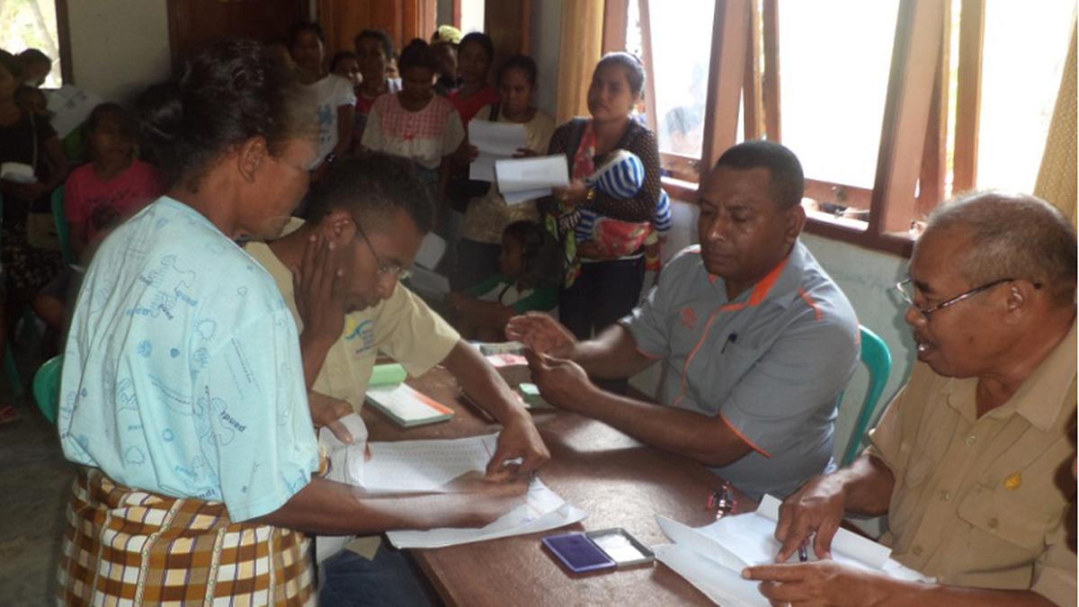 Kantor Pos Atambua Bayarkan PKH Tahap I Tahun 2014