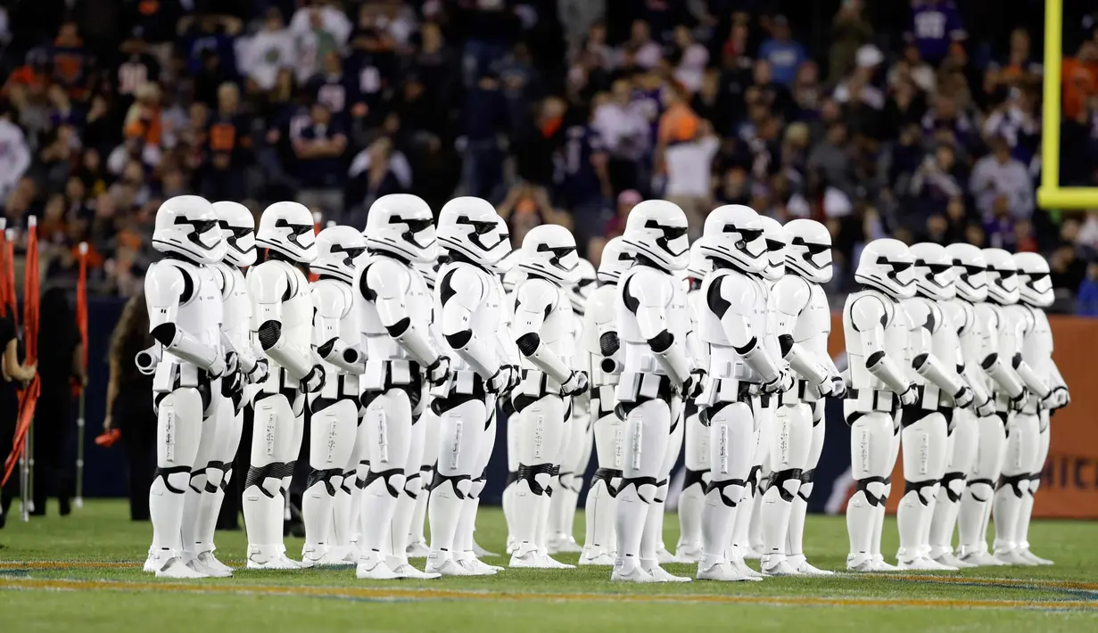PHOTO: Masuk Lapangan, Pasukan Stormtrooper Bikin Heboh Penonton NFL ...