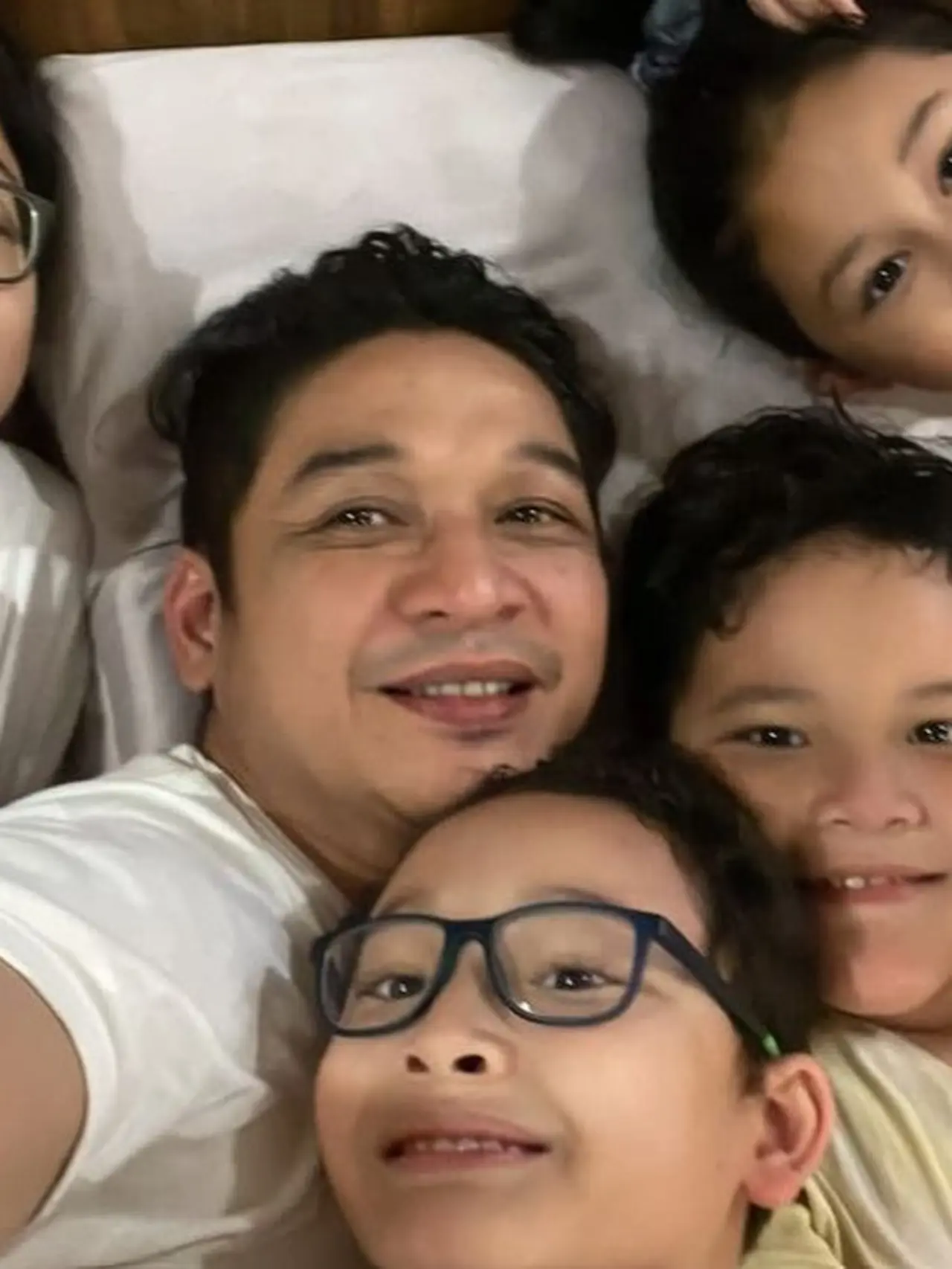 10 Potret Keluarga Pasha Ungu dan Adelia Wilhelmina yang Harmonis ...