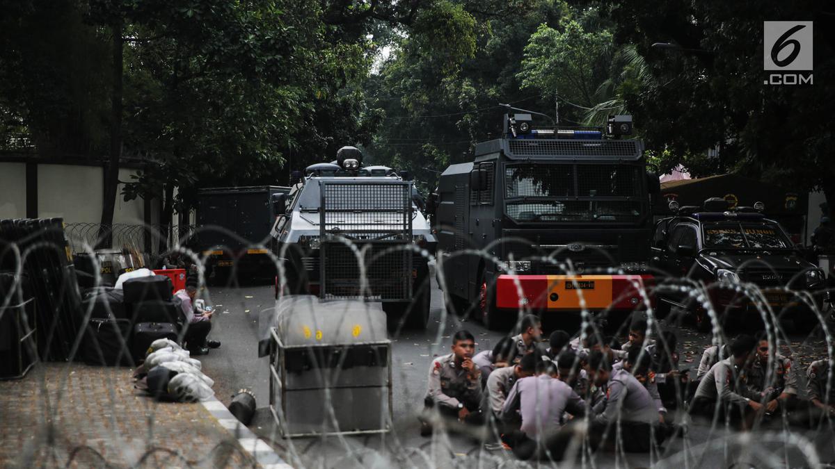 PHOTO: Jelang Aksi, Polisi Pasang Barikade Kawat Berduri di Kedutaan ...
