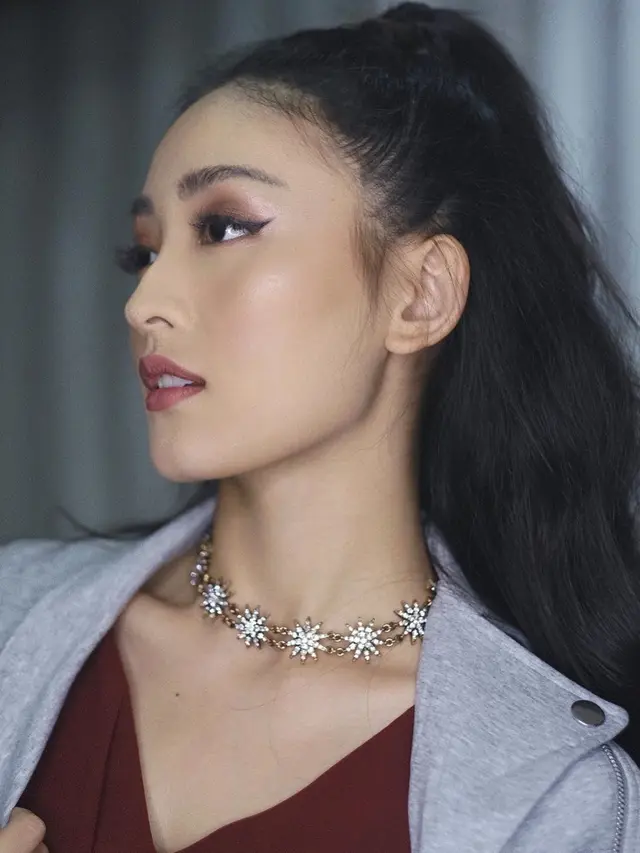 Biasa Natural, 6 Potret Natasha Wilona dengan Makeup Tebal Ini Bikin Pangling - Hot Liputan6.com