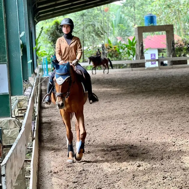 6 Potret Gaya Lesti Kejora di Atas Kuda, Disebut Kursi Terbaik yang Pernah Dimilikinya ...