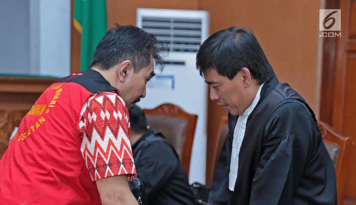 PHOTO: Wajah Datar Aa Gatot Saat Jalani Sidang Eksepsi - Foto Liputan6.com
