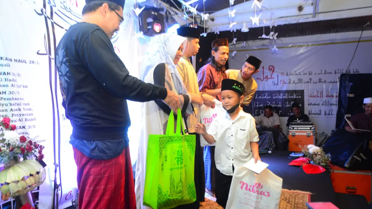 Oki Setiana Dewi dan NBRS Corp Berbagi Baju Lebaran Dengan 10.000 Anak Yatim: Semoga Menjadi ...