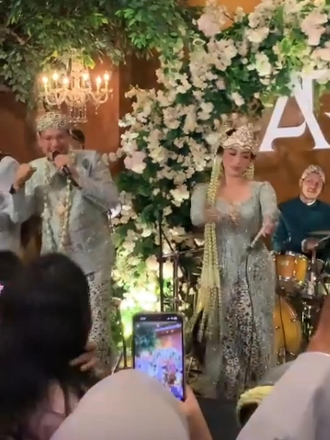 10 Potret Pernikahan Angga Maliq & D'Essentials dan Dewi Andarini ...