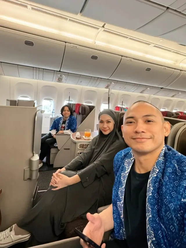 6 Potret BCL Umrah Bareng Tiko Aryawardhana dan Noah Sinclair, Sentuh Kabah di Tahun Baru 2024 ...