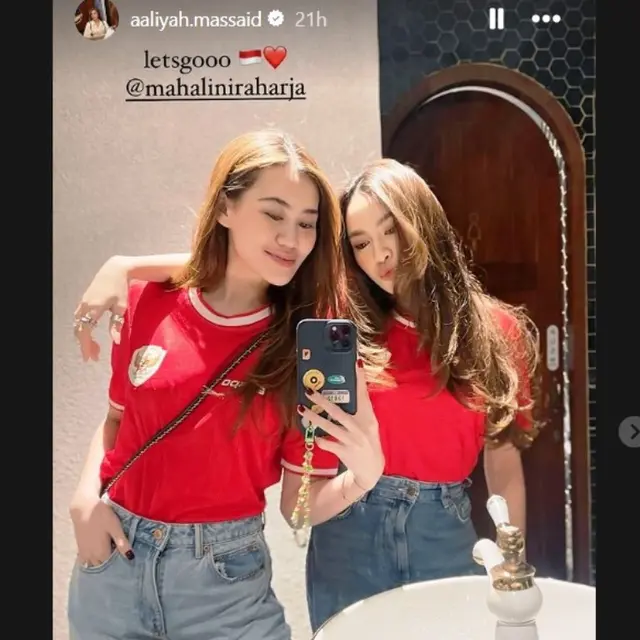 Adu Gaya Aaliyah Masaaid dan Fuji Nonton Timnas Indonesia di GBK, Ada yang Tenteng Tas Seharga ...