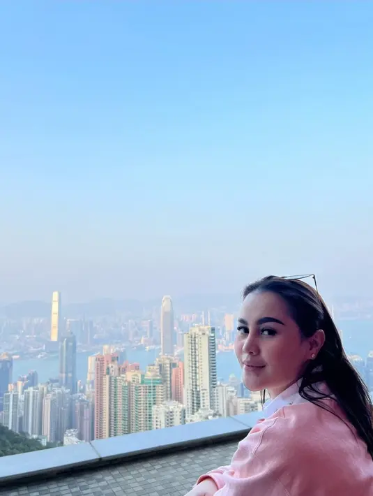 Gaya Jennifer Dunn Pakai Kacamata Ini Kece Badai, Jadi Wanita Sosialita ...