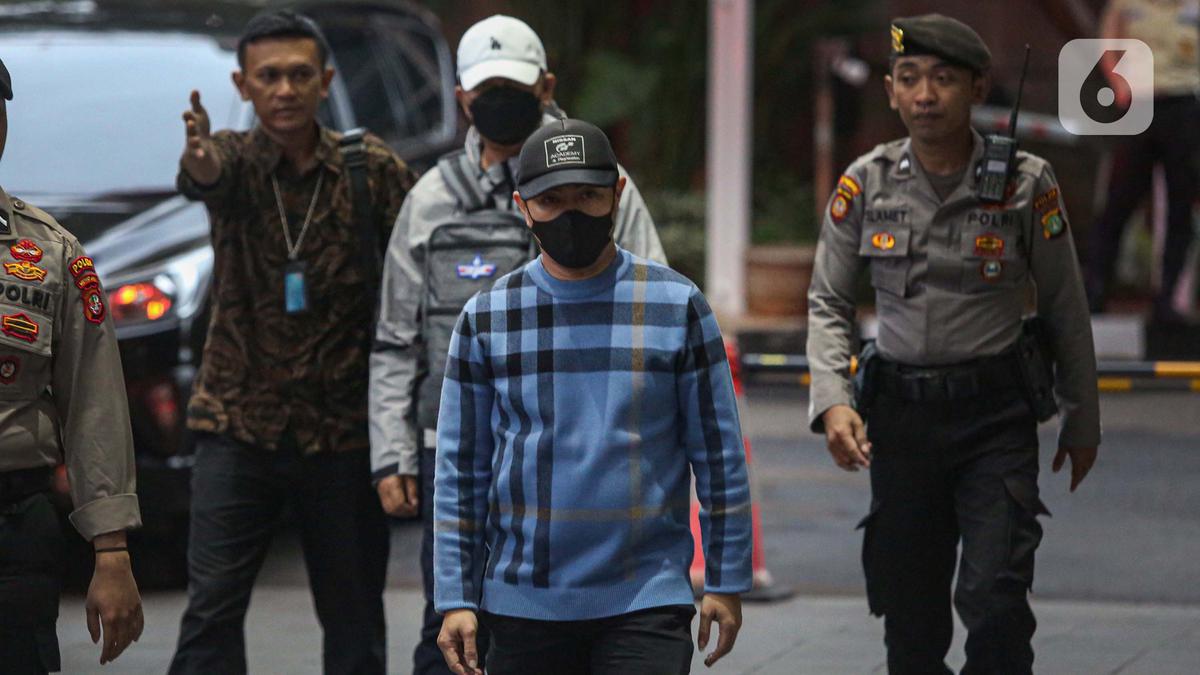 Terjaring OTT, Pj Wali Kota Pekanbaru Risnandar Mahiwa dan Sekda Indra Pomi Nasution Digelandang ...