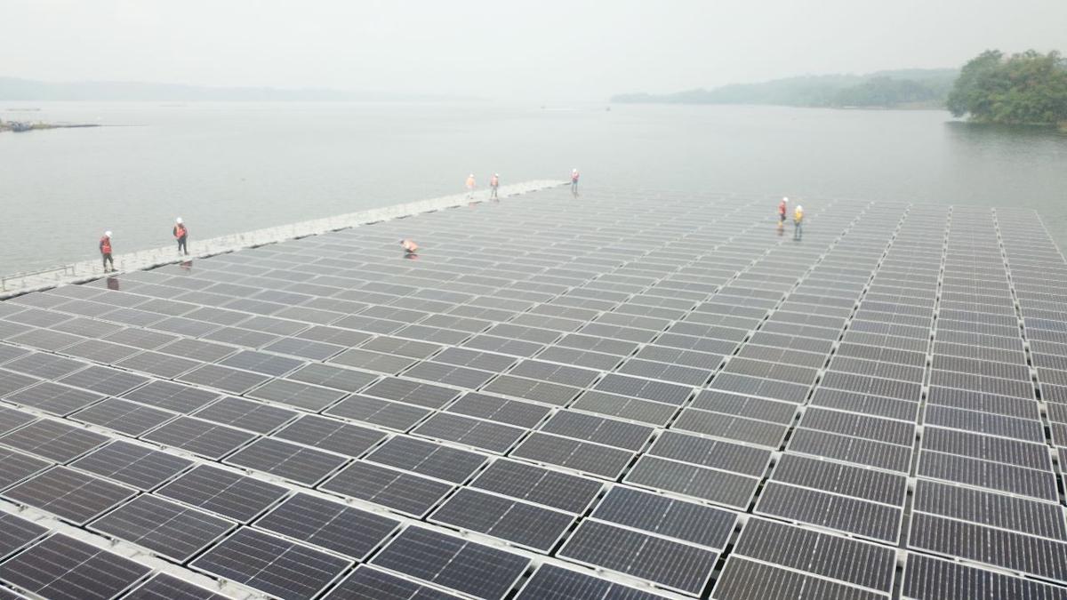 Panel Surya PLTS Cirata Tak Tenggelam Meski di Atas Waduk, Ini Rahasianya