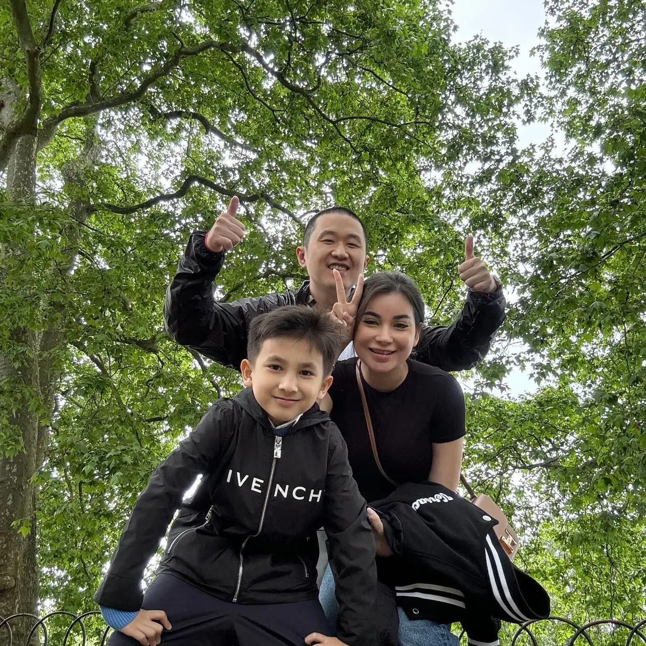 8 Tahun Menikah, Ini 6 Potret Deasy Bouman 'Kejar Tayang' dan Suami ...