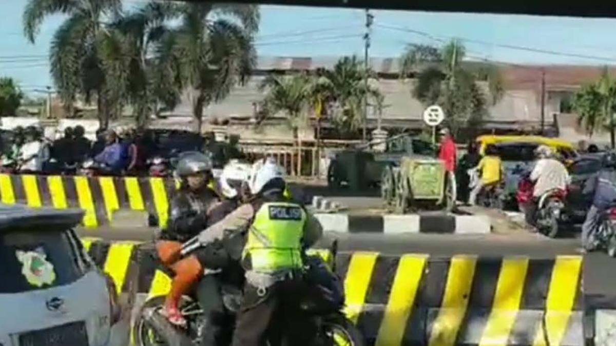 Bikin Geger, Patung Polisi di Sidoarjo Mendadak Hidup Bikin Mati Kutu ...