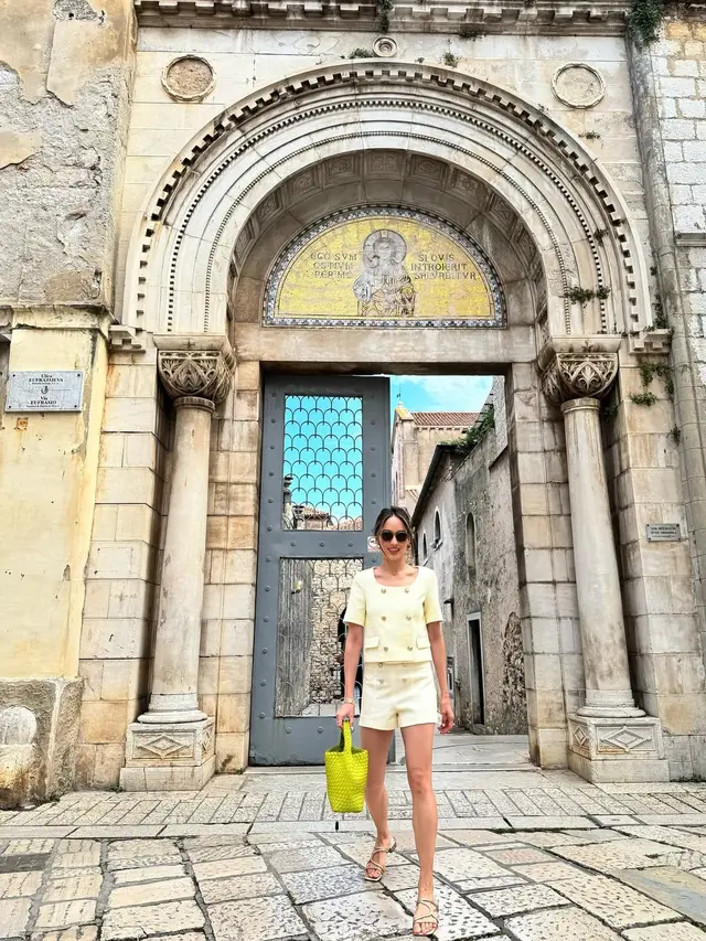 6 Outfit Liburan ala Cinta Laura, Tampil Fresh dan Super Fashionable ...