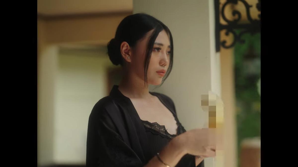 Super Hot, Gaya Wendy Walters Jadi Model Klip Rayi Putra feat Kaleb J ...