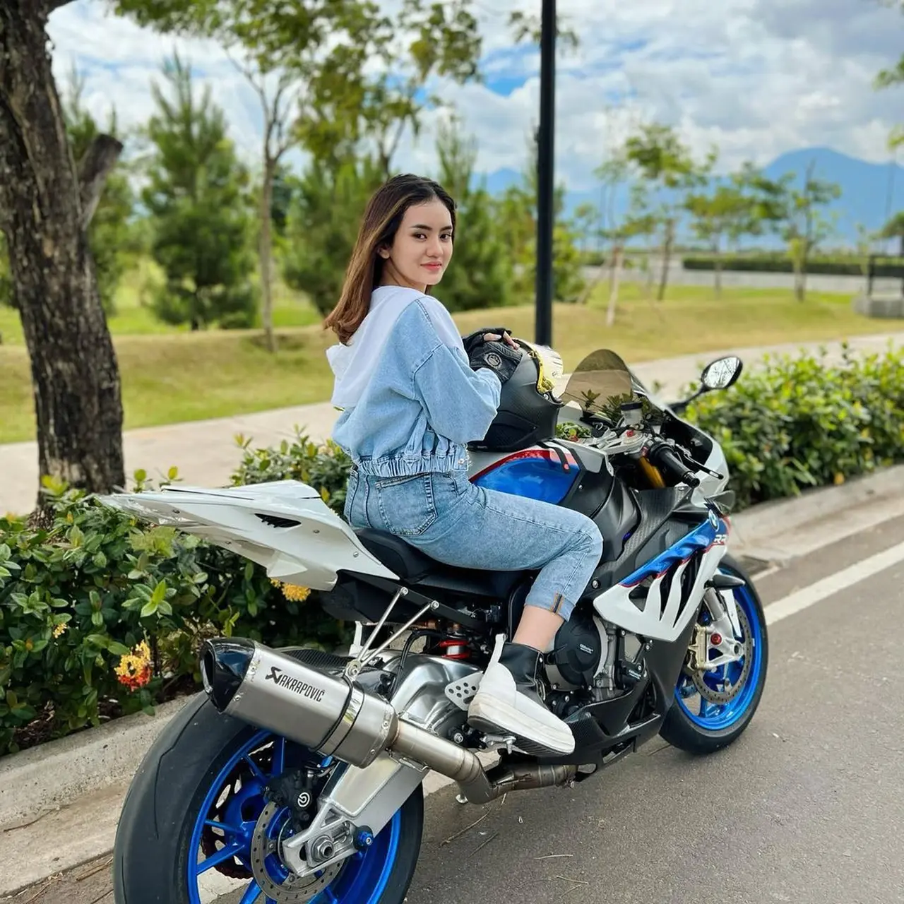 Sederet Potret Cantik Janis Aneira, Putri Mantan Preman yang Sukses ...