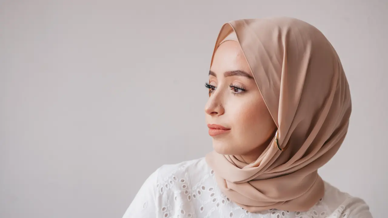 7 Cara Memakai Kerudung Pashmina yang Praktis dan Benar, Simak ...
