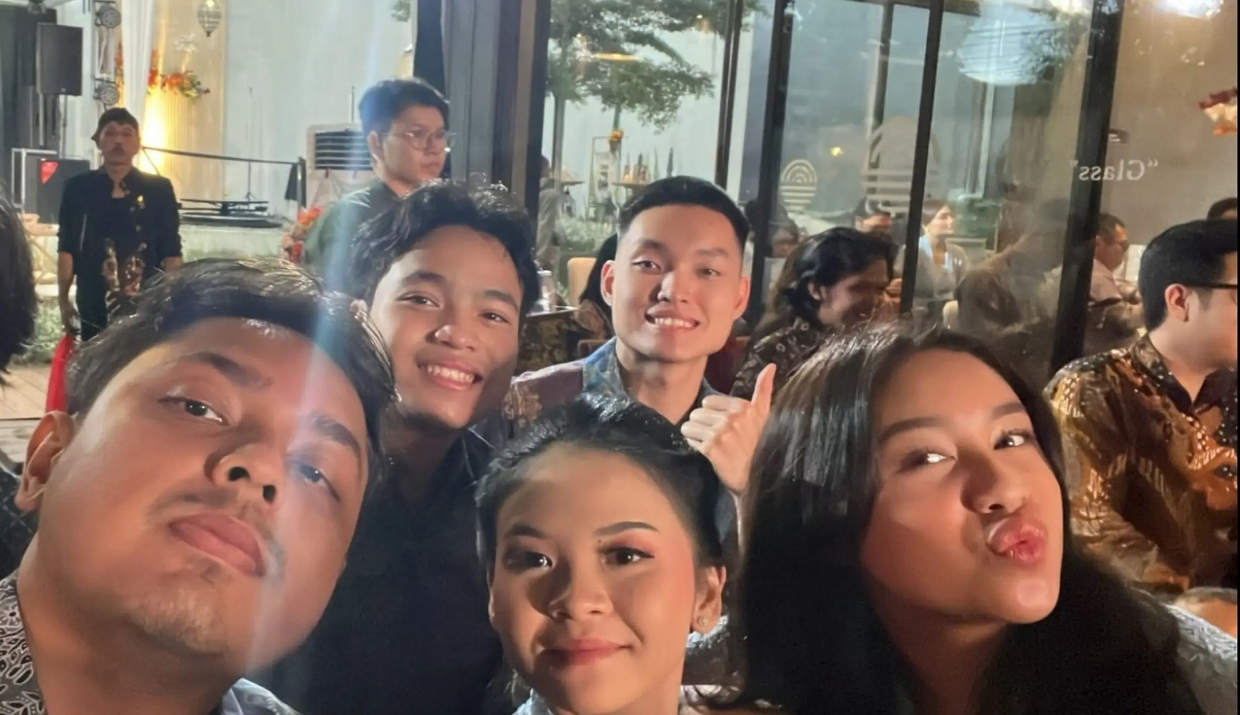 Potret Khirani Anak Mayangsari Saat Kondangan, Menawan Pakai Kebaya - Foto Liputan6.com