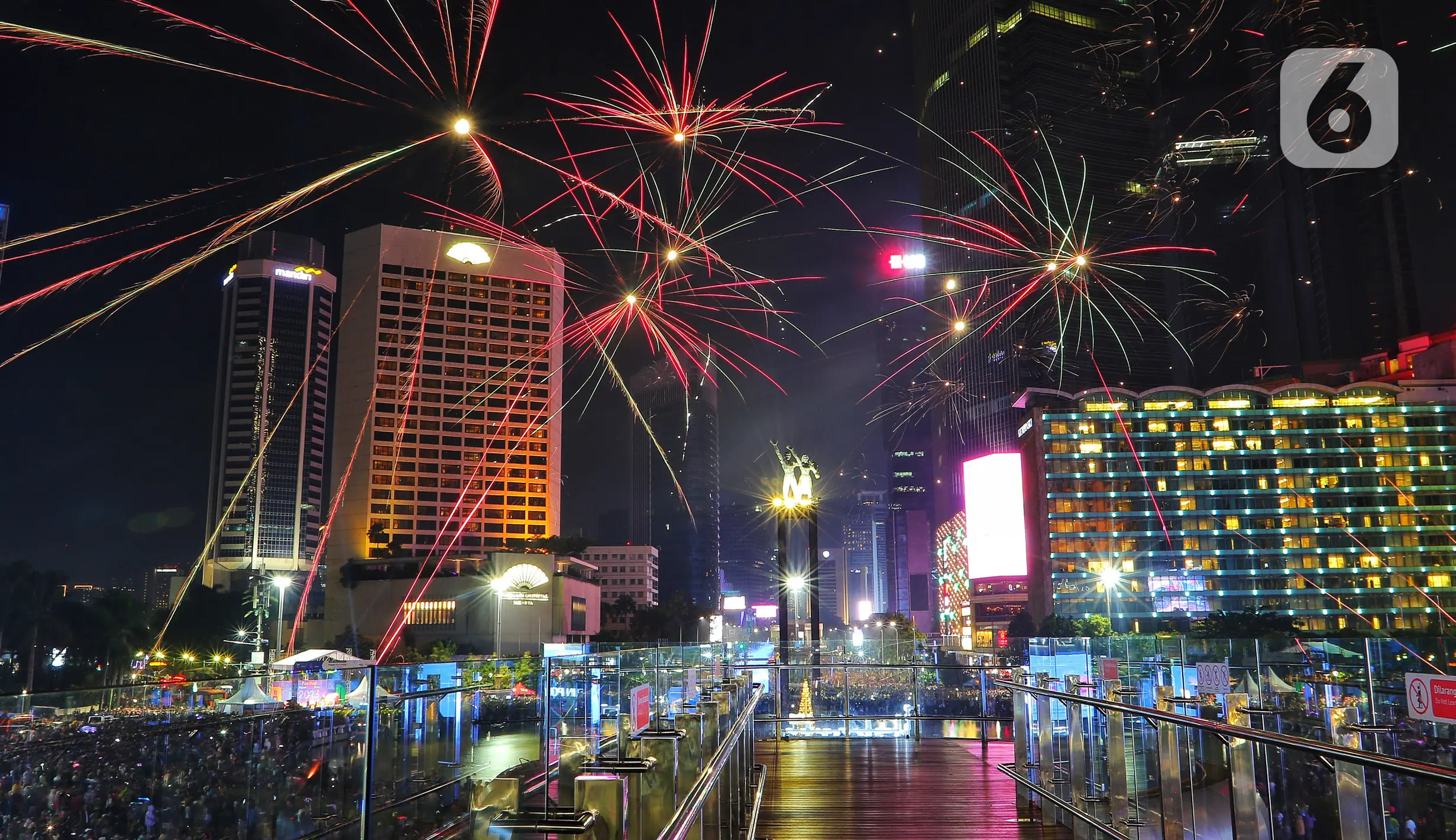 Kemeriahan Pesta Kembang Api Warnai Langit Jakarta di Malam Pergantian Tahun - Foto Liputan6.com